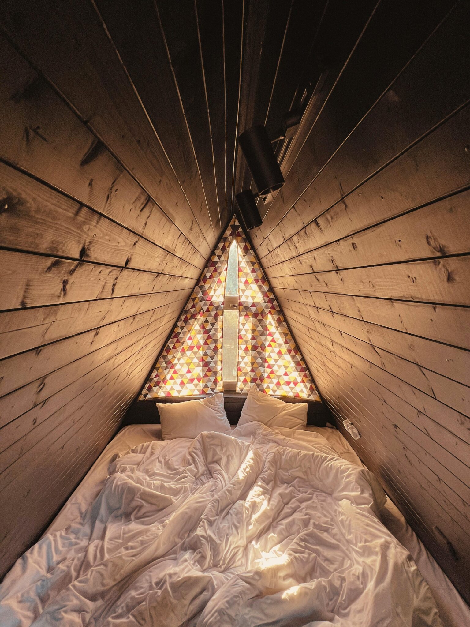 10 Unique Wood Bed Designs that Give Charm | Cozy Bed Quarter